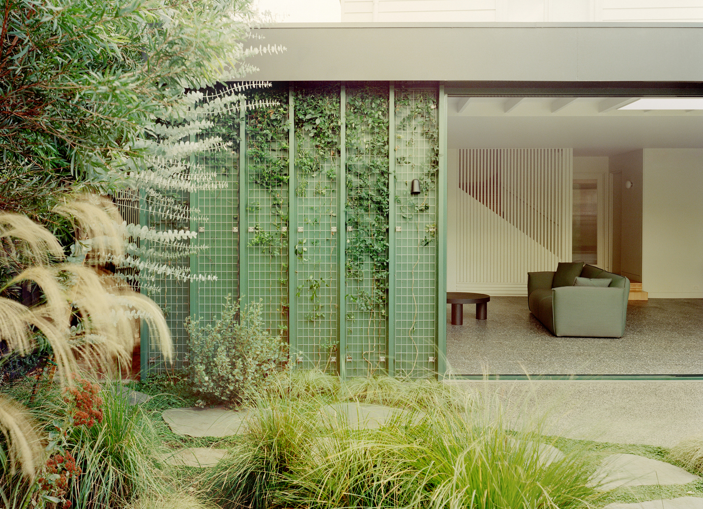 green mesh and seamlessness redefine the harmonious garden wall house ...