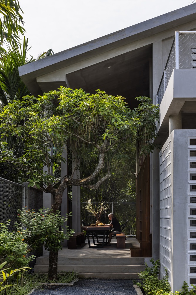 anchor house adopts multi-layered decks to celebrate living in the ...