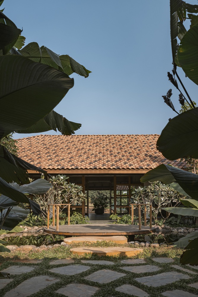 the tranquil courtyard house celebrates the bare beauty of nature ...