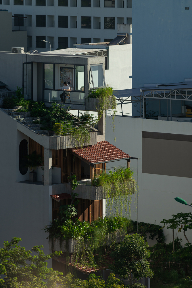 multi-storeys vietnamese hiÊn house stimulates human-nature connection ...