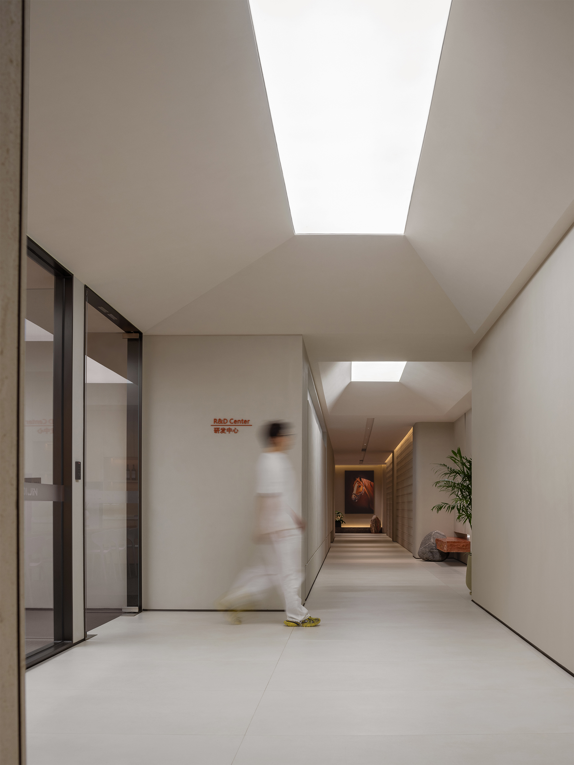 lubanera·design weaves nature and geometry into poetic showroom for h ...