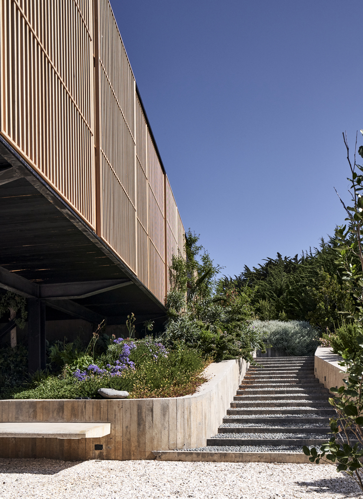 project of the month: engawa house' wooden gallery is an extent to ...