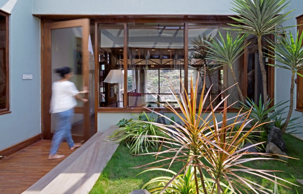 "aangan" the courtyard house creates an amalgam of introvert and ...