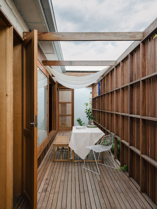 aru house is a warm and tranquil australian abode crafted in wood ...