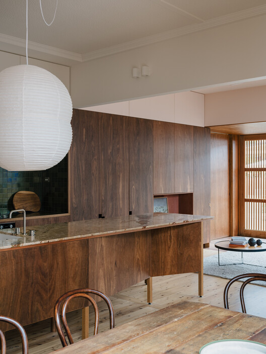 aru house is a warm and tranquil australian abode crafted in wood ...