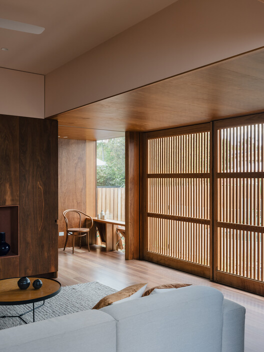 aru house is a warm and tranquil australian abode crafted in wood ...