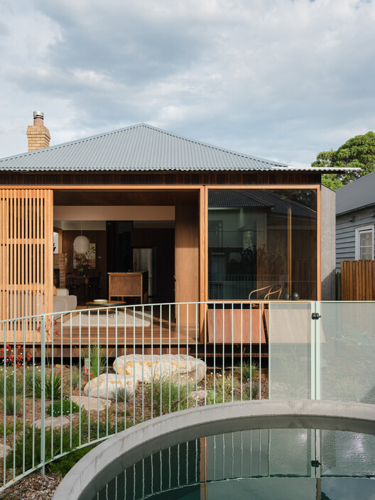 aru house is a warm and tranquil australian abode crafted in wood ...