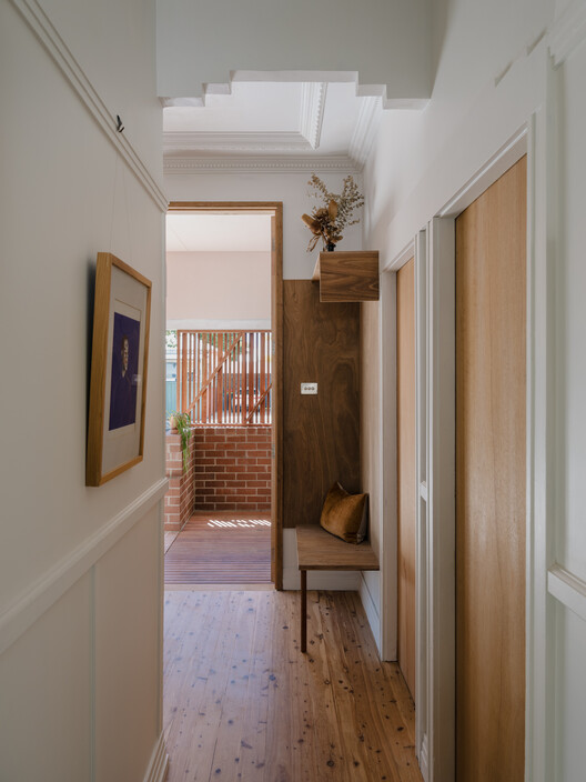 aru house is a warm and tranquil australian abode crafted in wood ...