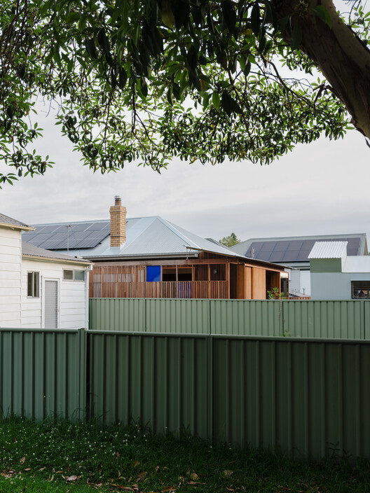 aru house is a warm and tranquil australian abode crafted in wood ...