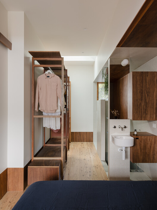 aru house is a warm and tranquil australian abode crafted in wood ...