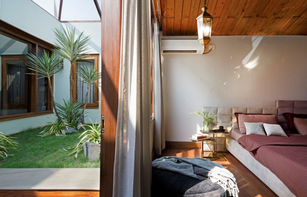 "aangan" the courtyard house creates an amalgam of introvert and ...