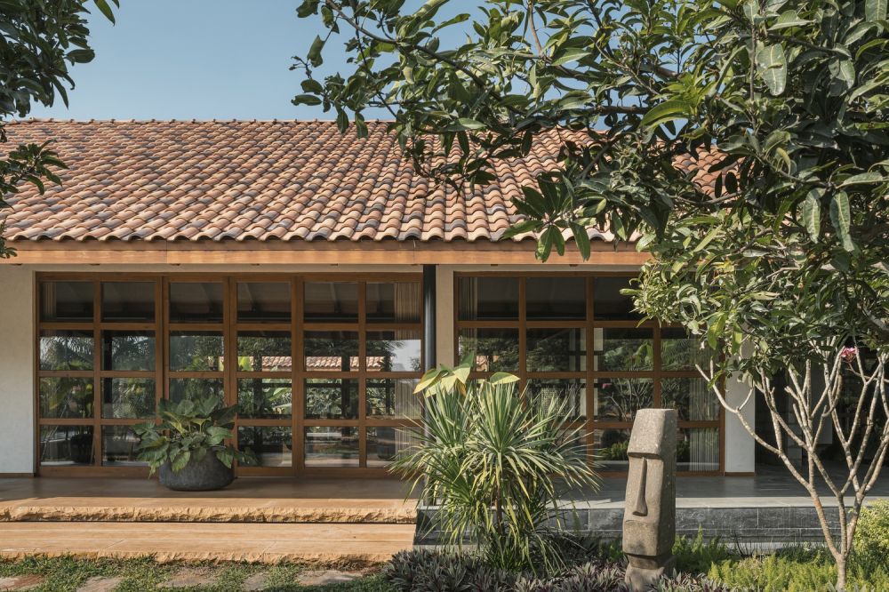 the tranquil courtyard house celebrates the bare beauty of nature ...