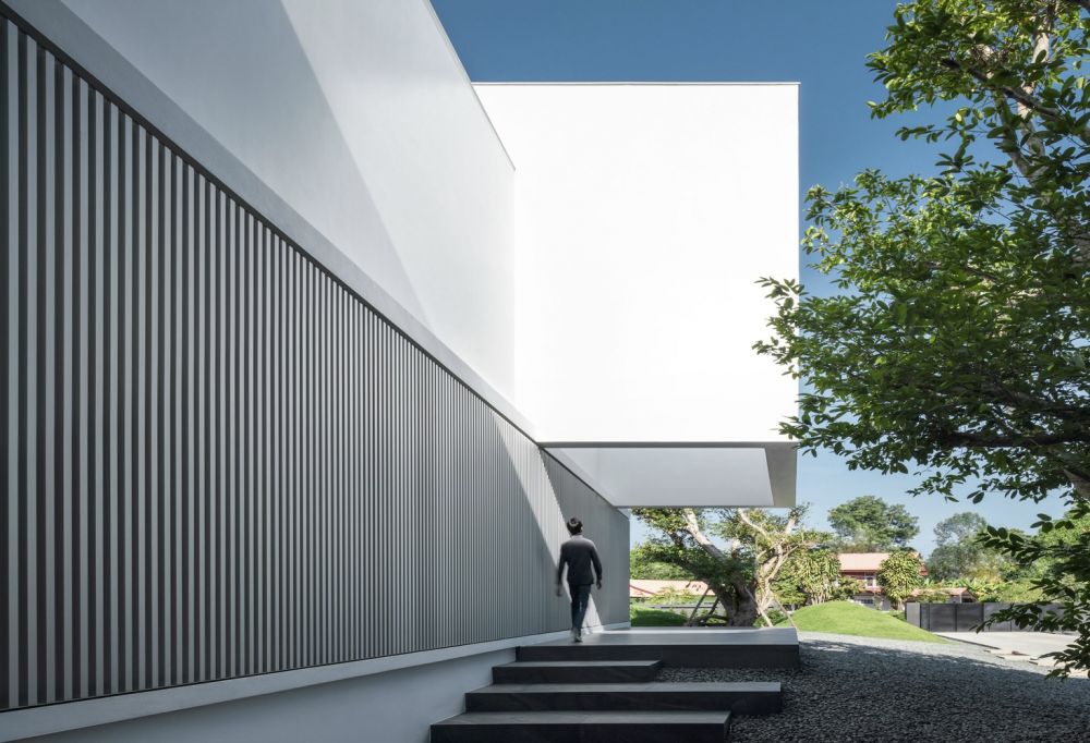 designing a white and generous contemporary indoor-outdoor abode ...