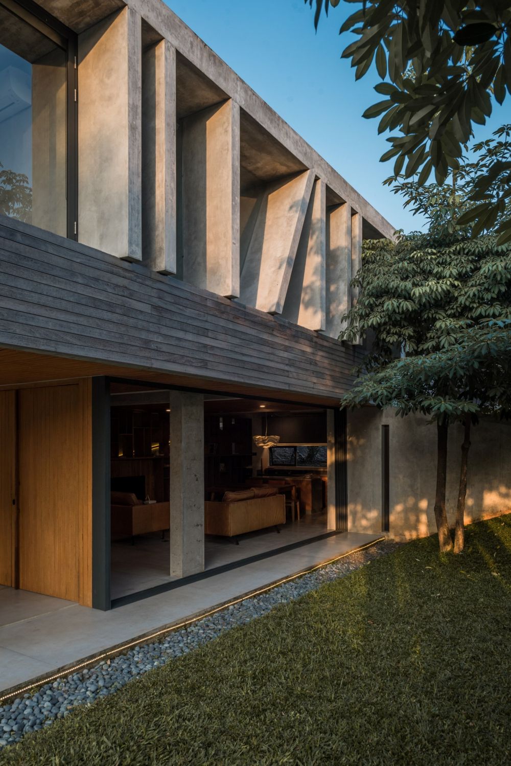 banjar house hosts the interplay of concrete and wood: project by ...