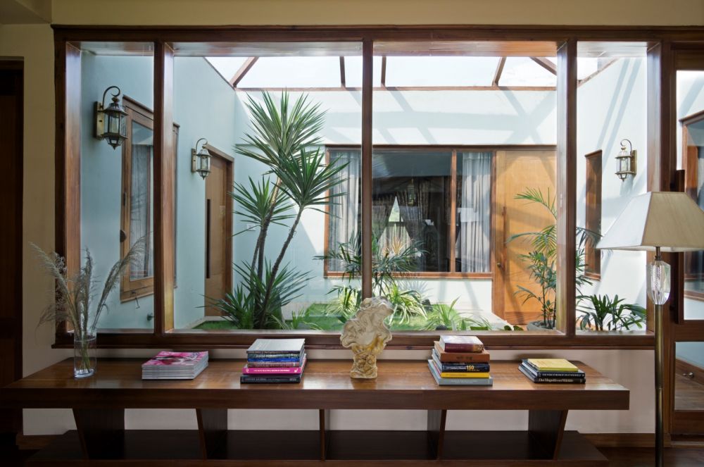 "aangan" the courtyard house creates an amalgam of introvert and ...