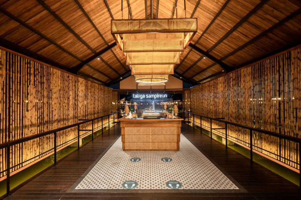 “dine in the floating hut”, inside talaga sampireun restaurant in ...