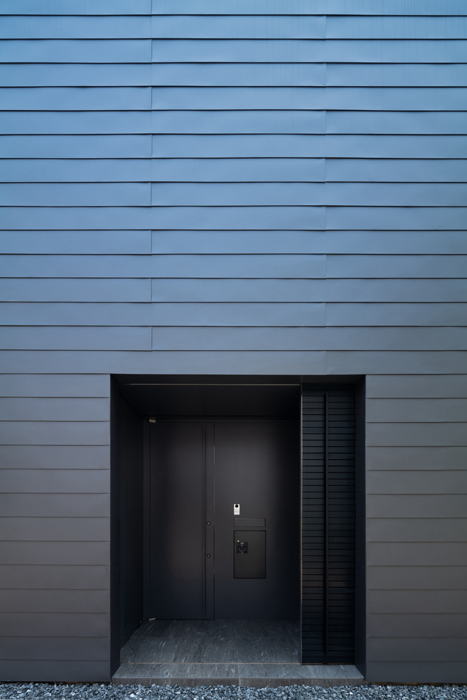 news: apollo architects designs a minimalist and introverted abode in ...