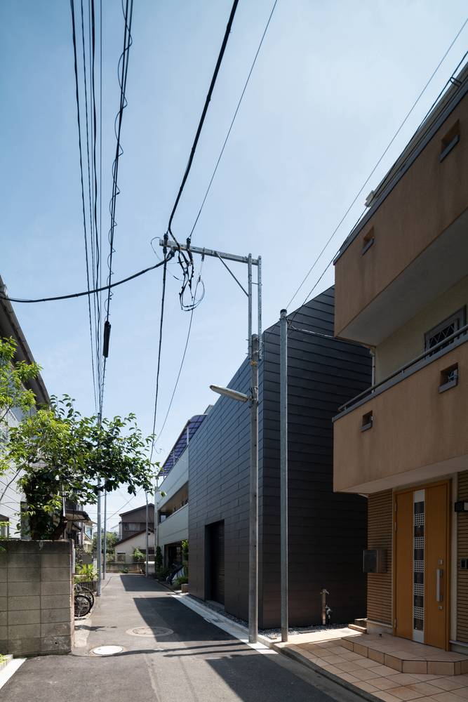 news: apollo architects designs a minimalist and introverted abode in ...