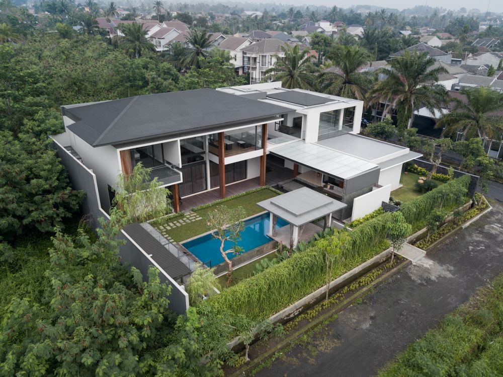 rakta studio enhances indoor-outdoor connection in the modern tropical ...