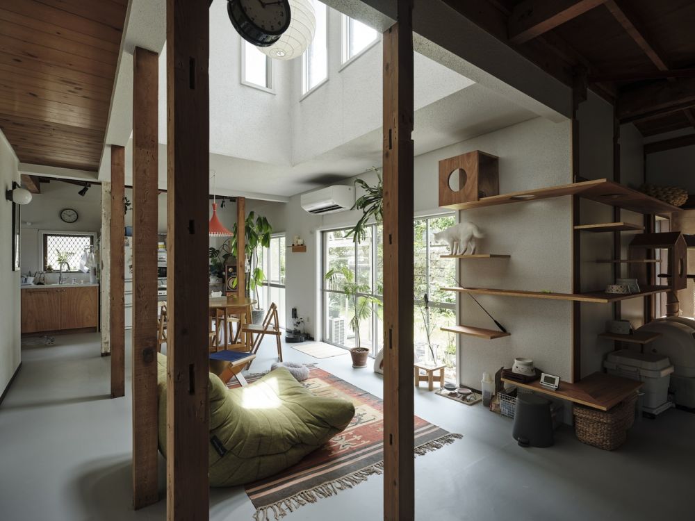 fueda house harmonizes functionality with nature: project by roovice ...