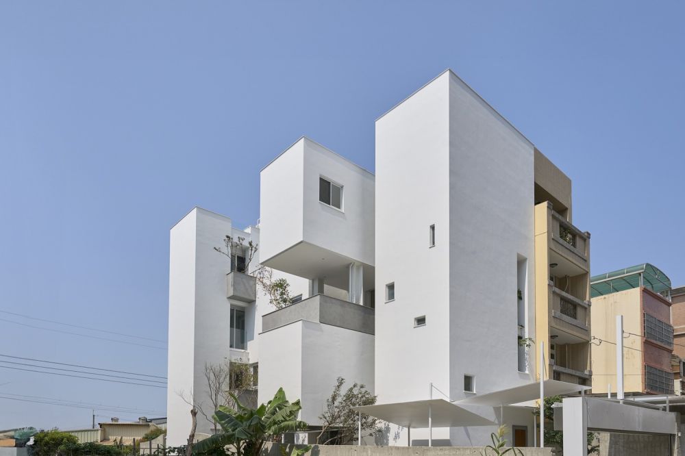 soar design studio and ray architects complete an all-white breathable ...