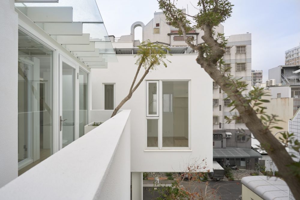 soar design studio and ray architects complete an all-white breathable ...