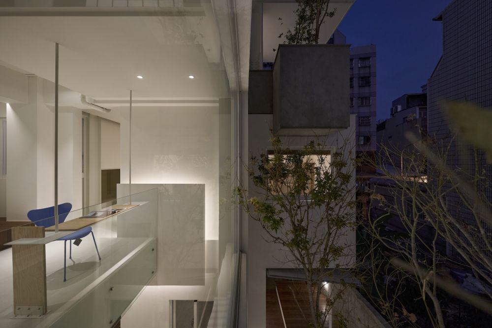 soar design studio and ray architects complete an all-white breathable ...