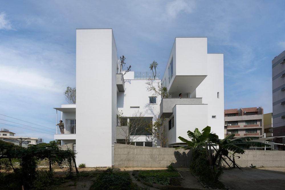soar design studio and ray architects complete an all-white breathable ...