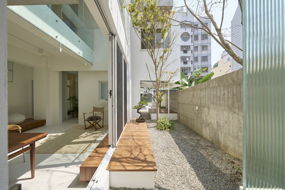 soar design studio and ray architects complete an all-white breathable ...