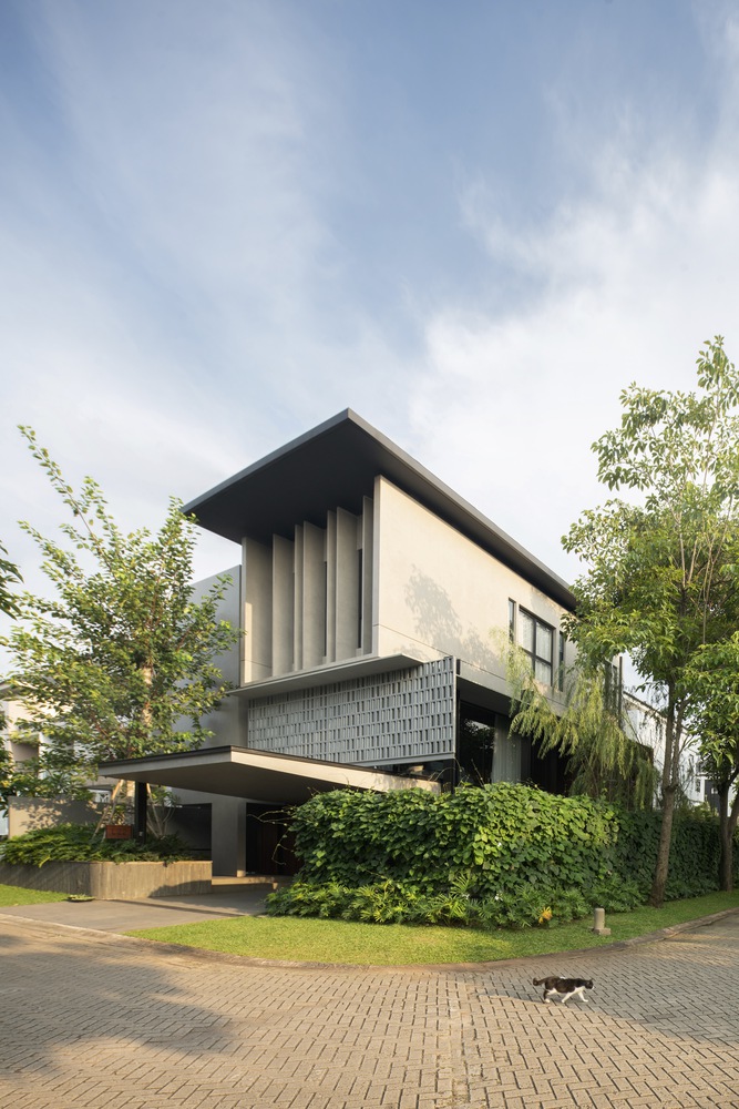 id house promotes boundless connection amid warm contemporary design ...