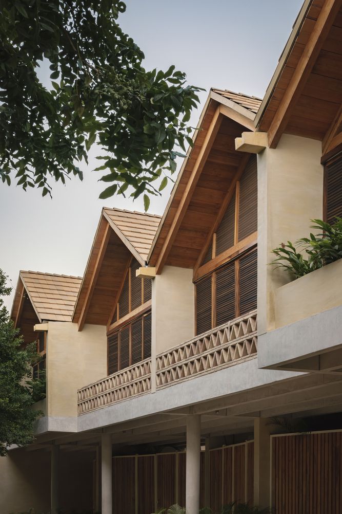 palmera house balances architecture and natural landscape: project by ...