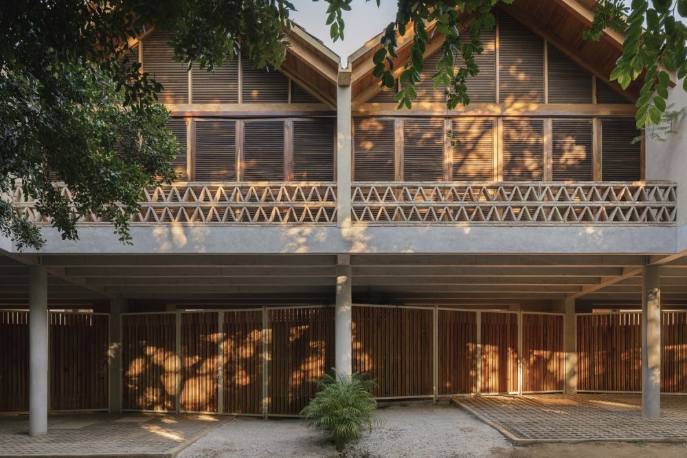 palmera house balances architecture and natural landscape: project by ...