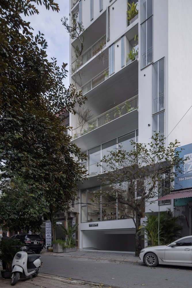 open living and vertical gardens maximize natural light at rb house ...