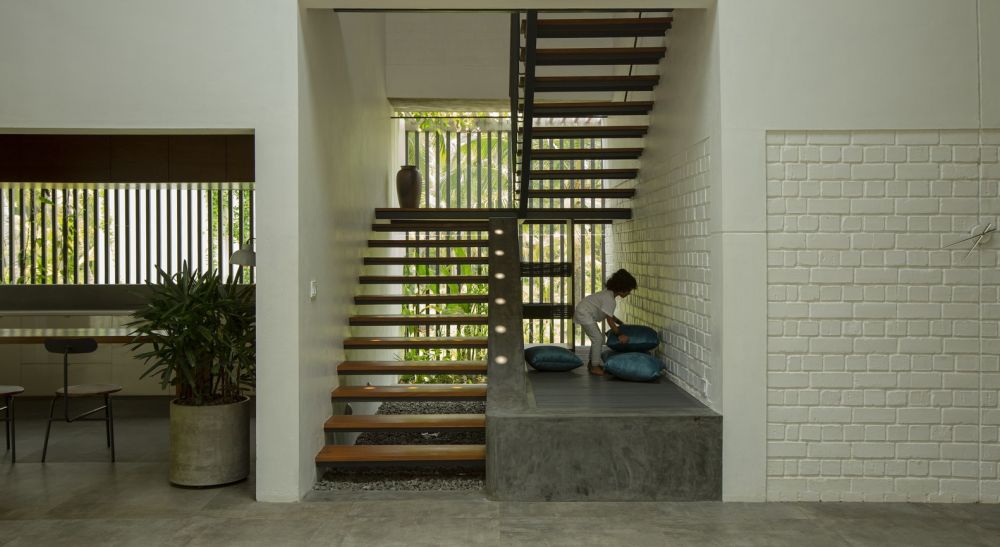 screen the lantern house embraces courtyard living surrounded by nature ...