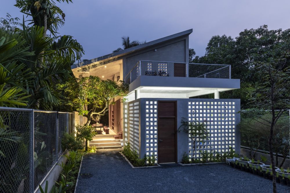 anchor house adopts multi-layered decks to celebrate living in the ...