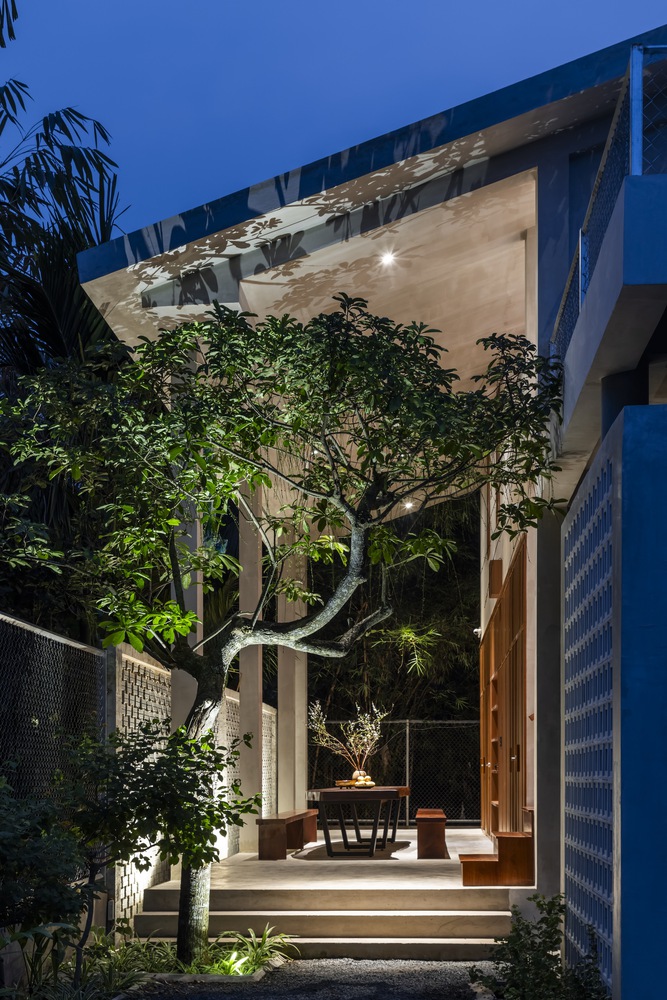 anchor house adopts multi-layered decks to celebrate living in the ...