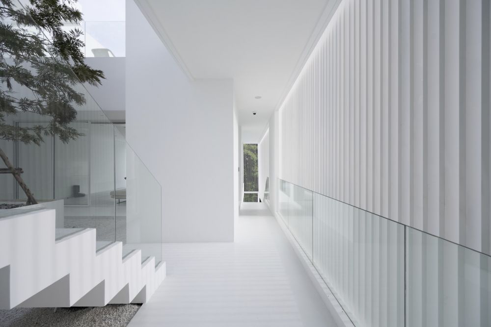 the contemporary canvas house paints a timeless harmony in white ...