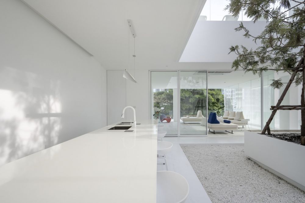 the contemporary canvas house paints a timeless harmony in white ...