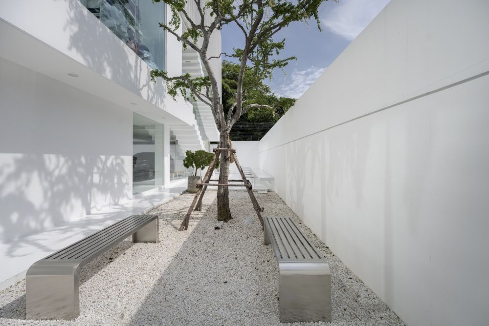 the contemporary canvas house paints a timeless harmony in white ...