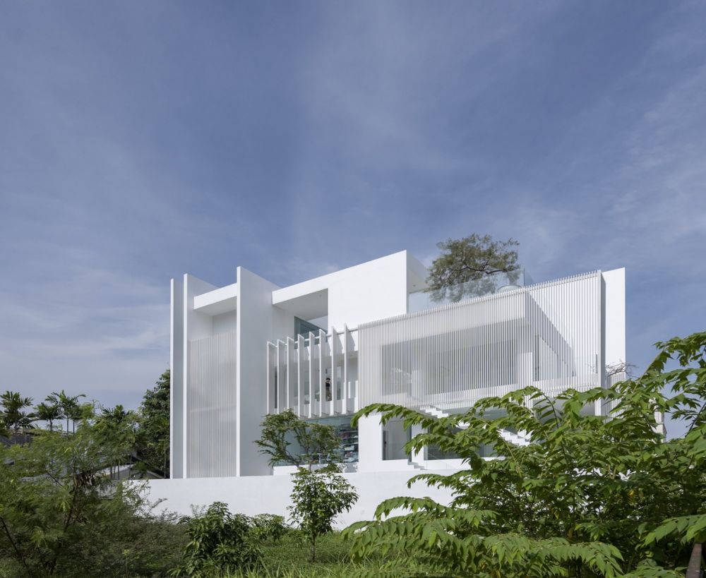 the contemporary canvas house paints a timeless harmony in white ...