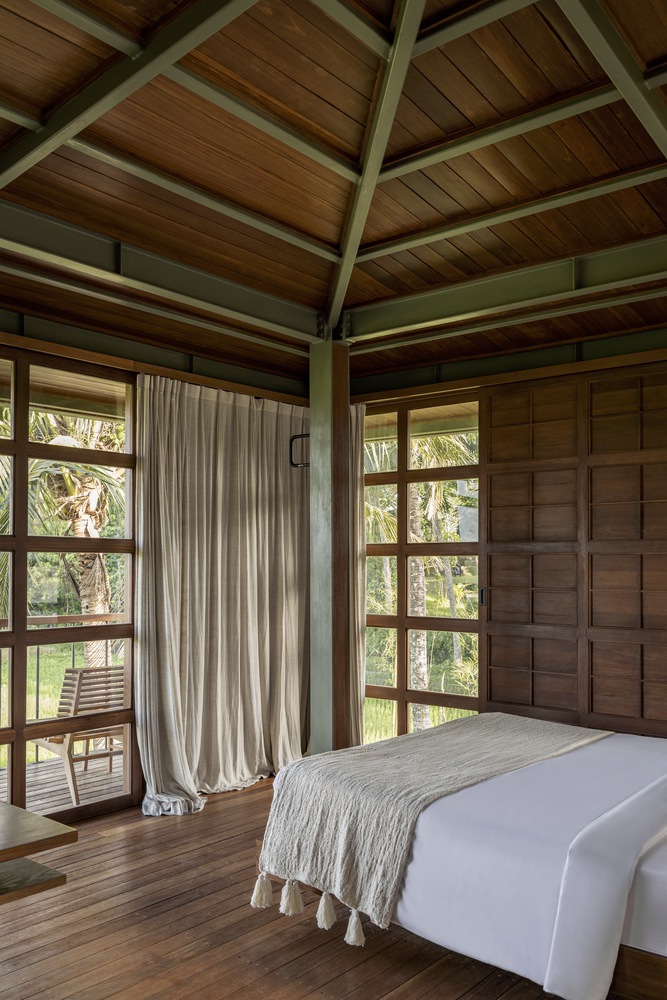 the floating treehouse studio designed for back-to-nature retreat ...