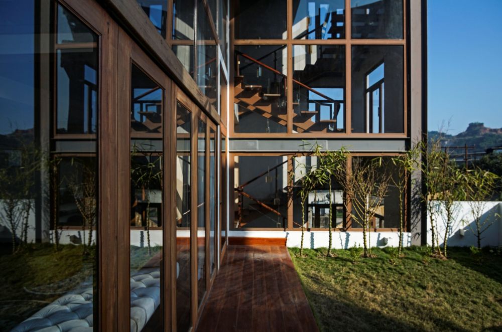 "aangan" the courtyard house creates an amalgam of introvert and ...
