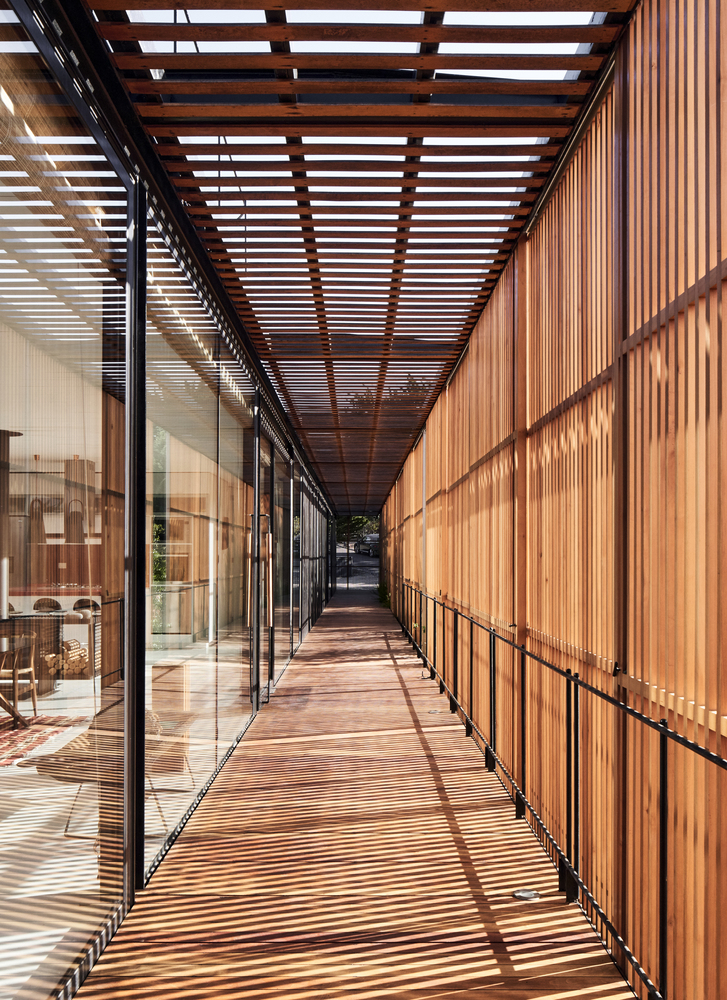 project of the month: engawa house' wooden gallery is an extent to ...