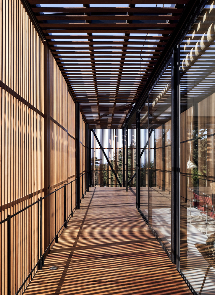 project of the month: engawa house' wooden gallery is an extent to ...